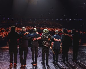 Holding Back the Years: 40 Years of Simply Red - Live in Santiago ...